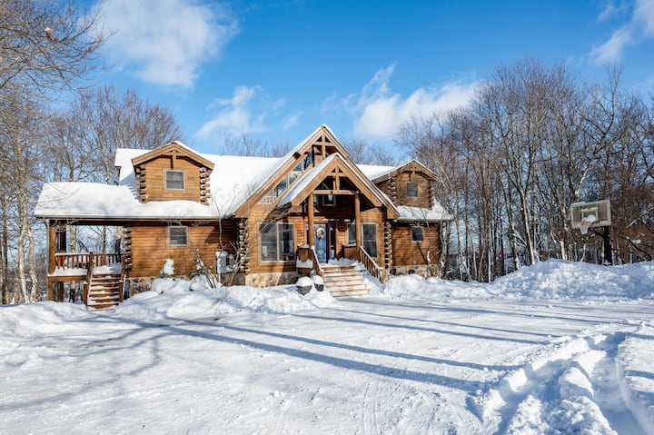 Stylish Retreat W/ Fireplace & Hot Tub - Deep Creek Lake, MD