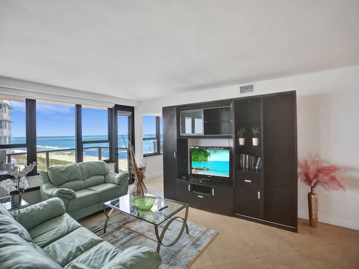 Modern Ocean View Condo / Beach Service / 1206 - Miami Beach, FL