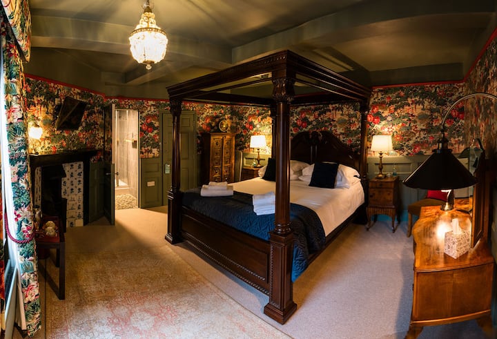 Walnut - Four Poster Super King - Shower - Shrewsbury