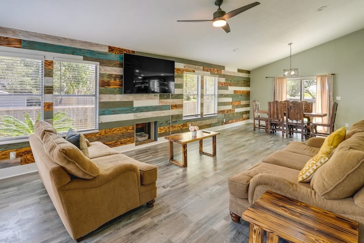 Hot Tub & Fire Pit: Rockport Vacation Rental! - Bayside, TX