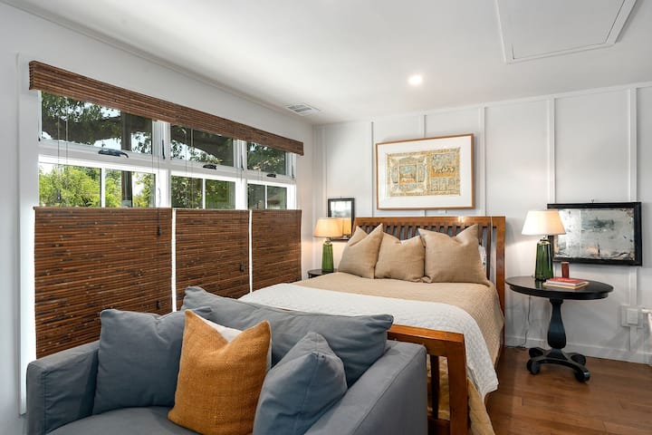 Four Eleven Guesthouse | Cozy & Cute - Fredericksburg, TX