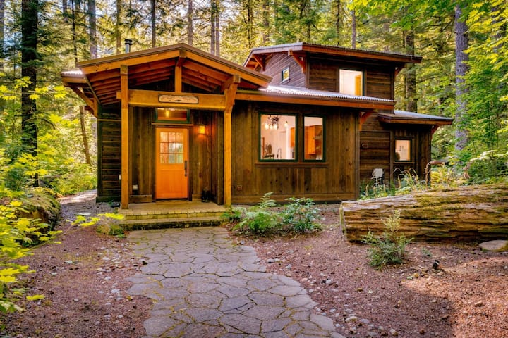 5 Acres, Private Custom-built, Creek, Hot Tub - Lost Lake, OR