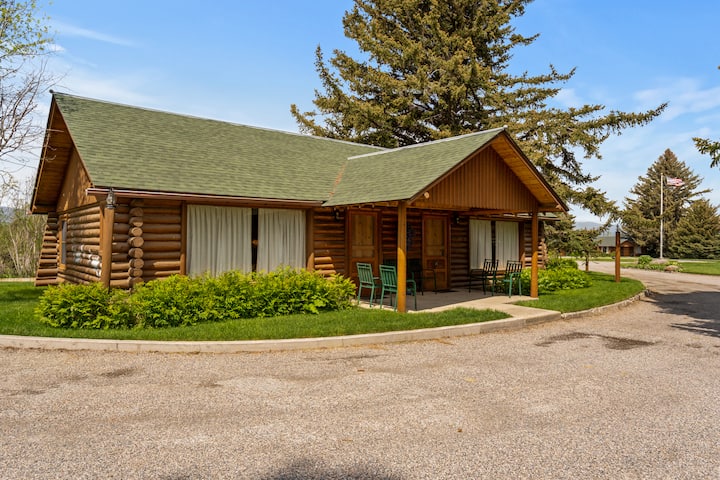 Superior Creekside Kitchen Cabin - Ennis, MT
