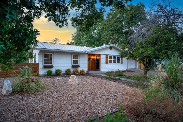 3 En-suites, Hot Tub & Game Rm - Fredericksburg, TX