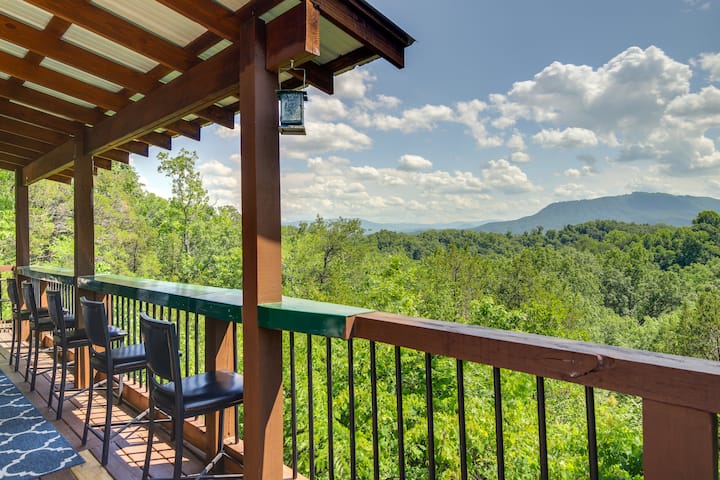 Sevierville Cabin W/ Hot Tub & Mountain-view Deck - Sevierville, TN