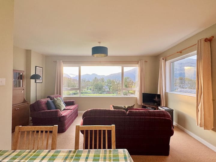 Birch Cabin Overlooking Loch And Mountain Peaks - Ballachulish