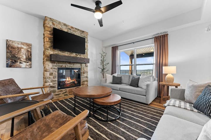 Next To Pool With Slide! Lake View! Hot Tub! - Branson, MO