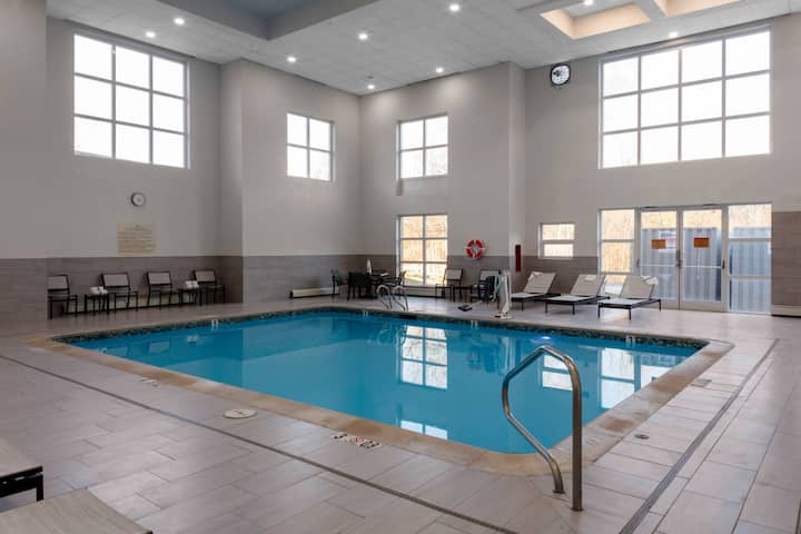 Near Downtown Concord + Free Breakfast. Pool. Gym. - Pembroke, NH