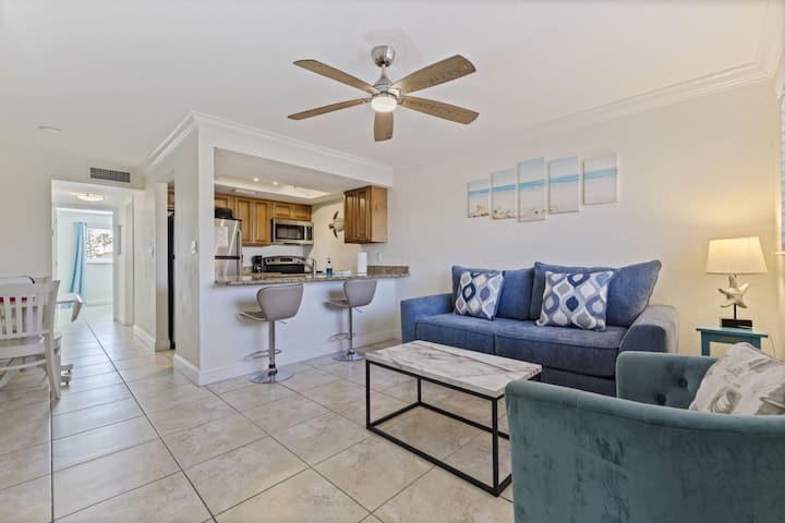 Your Treasure Awaits! Sandy Beach + Bay & Pool! - Treasure Island, FL
