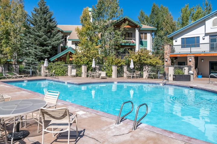 Hike/bike In/out-mtn Views-pool-hottub-gym-grill - Steamboat Springs, CO
