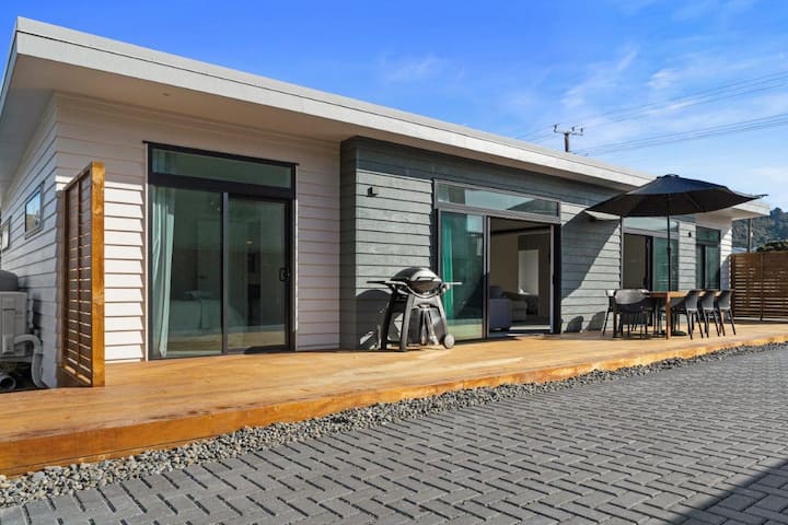 Decked Out On Leo - Waihi