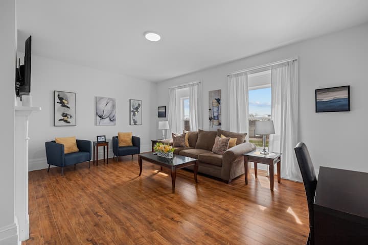 Downtown Urban Comfort Spacious 1 Bdrm Apartment - Charlottetown