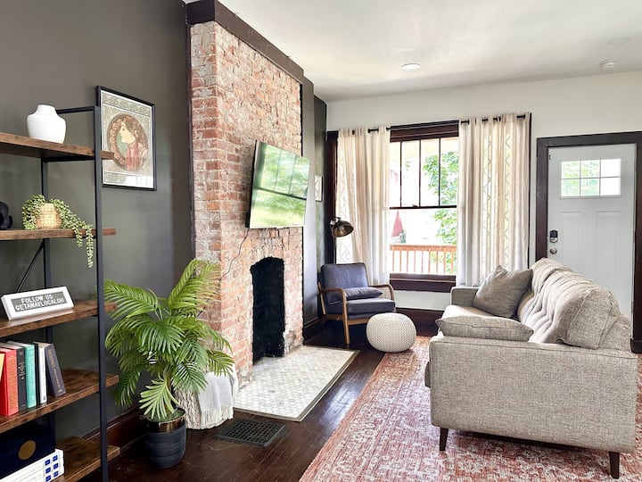 Downtown Townhome With Private Hot Tub! - Columbus, OH