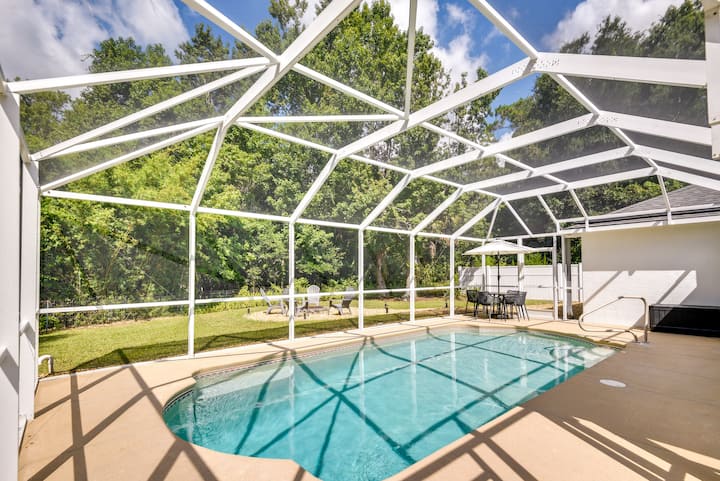 Lanai & Fire Pit: Peaceful Palm Coast Home! - Palm Coast, FL