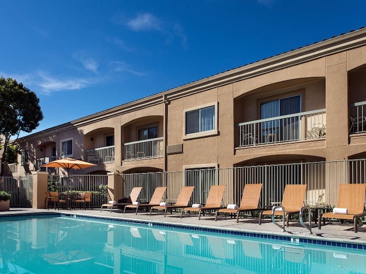 Rare Find! 3 Posh Units, Pets Are Allowed - Camarillo, CA