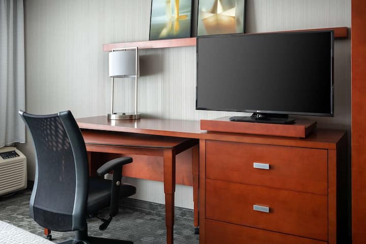 Affordable Getaway! 4 Modern Units, Pet-friendly - Camarillo, CA