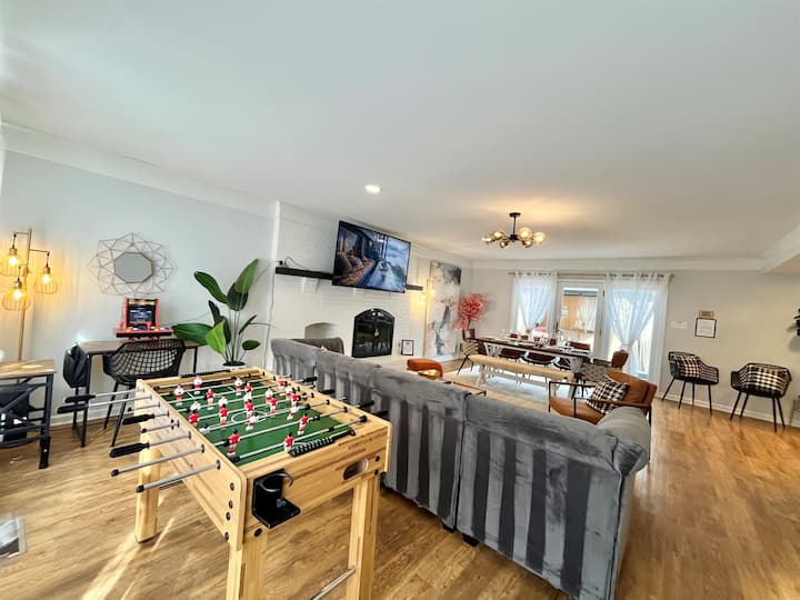 4-bedroom Family Retreat • Near Convention Center - Hoffman Estates, IL