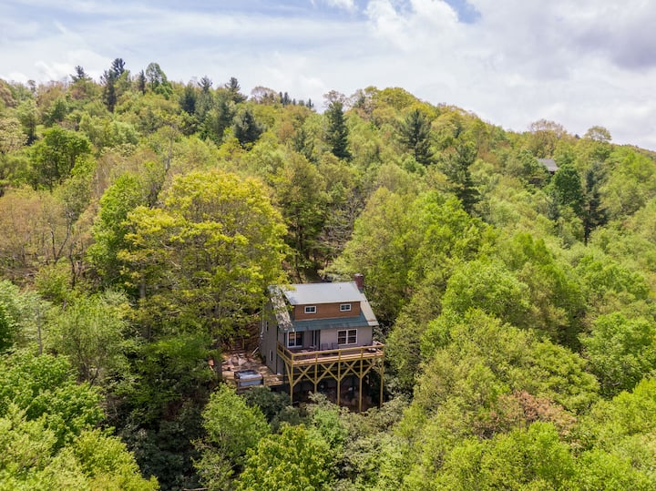 Parkway Hideout - Hot Tub, Views, Pool Table! - Boone, NC
