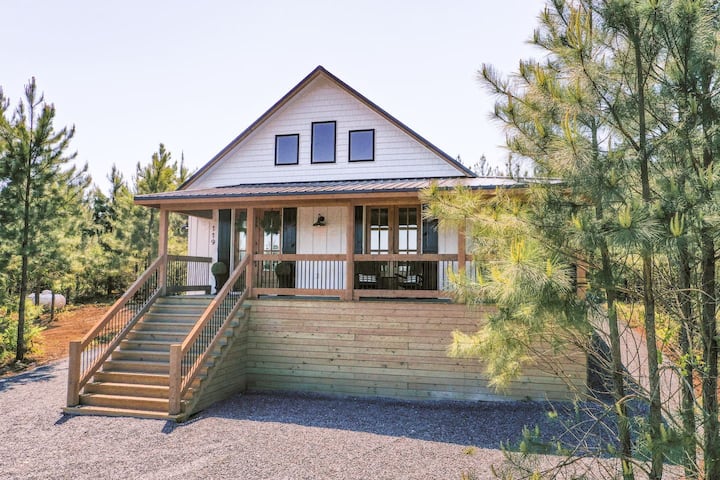 Porch+pine Cabin-hot Tub, Sleeps 4, 5 Min To Main - United States