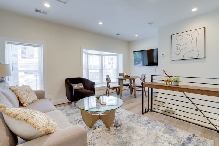 Sojourn On 9th 2br Renovated Near Downtown Dc - Washington, D.C.