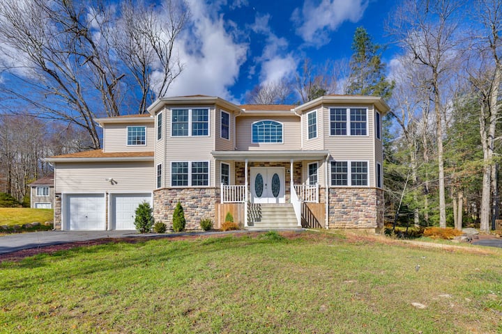 Hot Tub + Lake Access: Spacious Tobyhanna Home - Kalahari Indoor Waterpark, Pocono Manor