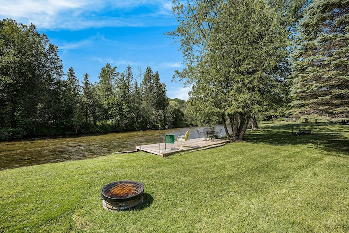 Riverfront 2br  With Furnished Deck & Backyard - Honor, MI