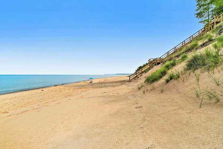 Stunning Lakefront: Private Beach & Kayaks - Manistee, MI