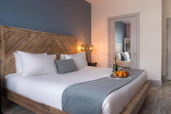 Prime Spot On Collins Ave, Near Beach, King Room - South Beach, FL