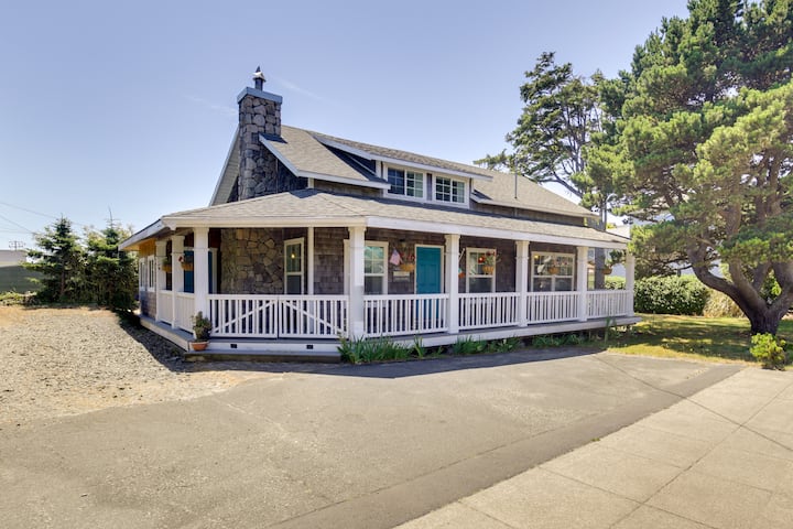 Coastal Lincoln City Home W/ Spacious Deck! - Lincoln City, OR