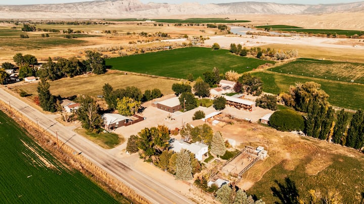 Nature Lodge Sleeps 80+ Private - Horseshoe Bend, Vernal