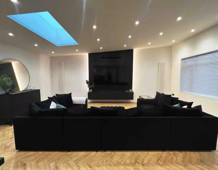 The Baglan Bungalow - Open Plan 85" Tv - Port Talbot