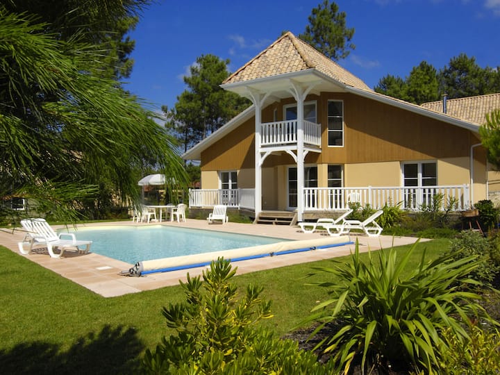 Villa Avec Une Piscine Privée à 2,2 Km. De La Mer - Lacanau