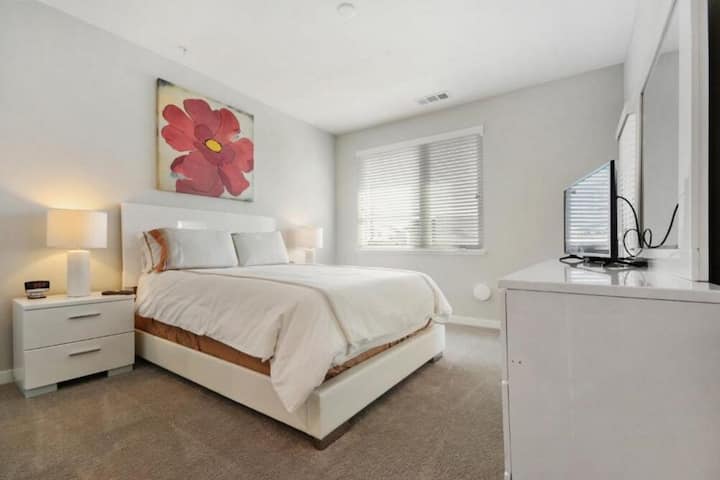 Modern Silicon Valley Condo With Rooftop Lounge - Palo Alto, CA