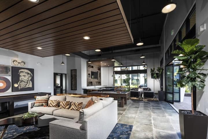 Trendy Silicon Valley Condo With Rooftop Lounge - Menlo Park, CA