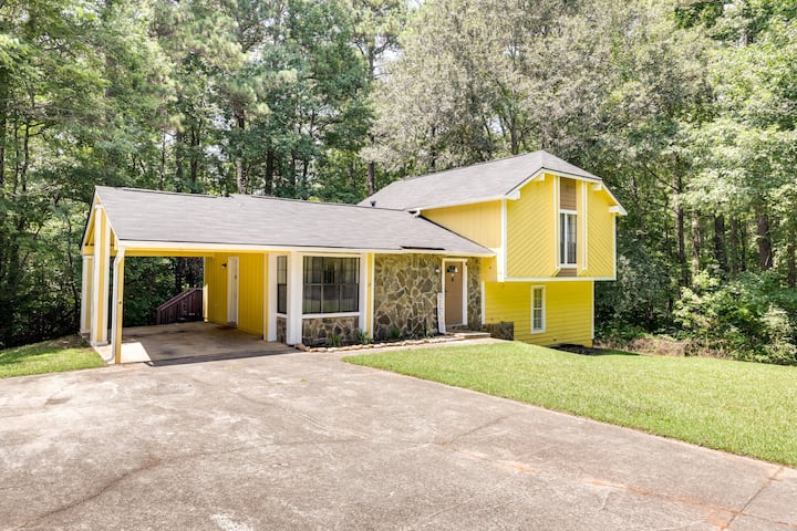Fairburn Home W/ 2 Decks, Grill & Outdoor Dining! - Fairburn, GA