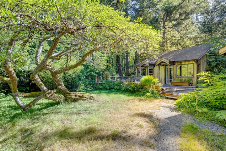 Enchanting Arch Cape Retreat W/ Hot Tub, Fireplace - Cannon Beach, OR