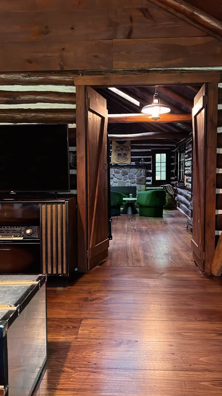 Waterfront Cozy Chic Log Cabin - Bushkill, PA