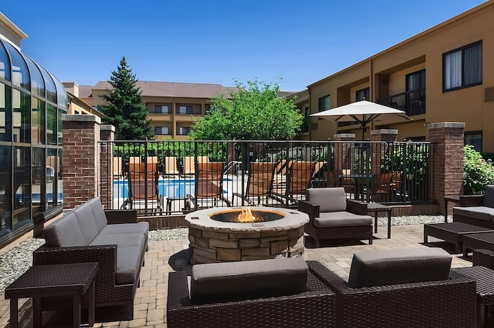You Found It! 2 Posh Units, Free Parking, W/ Pool - Newport