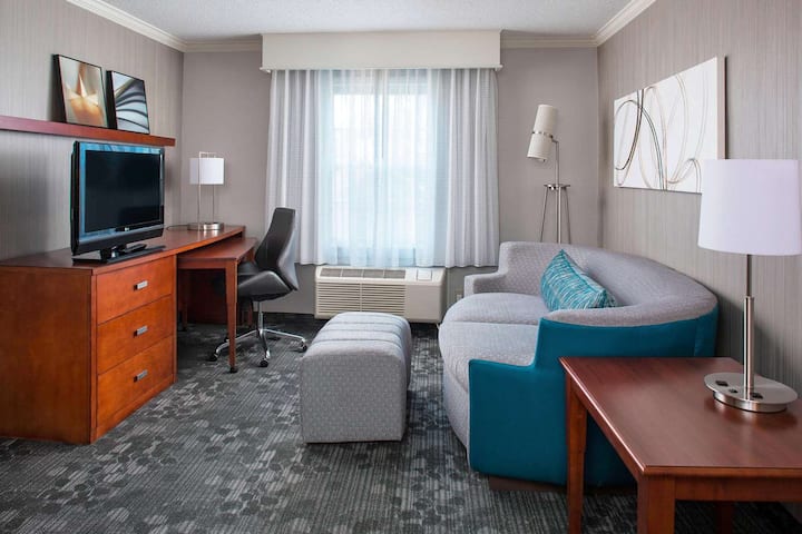2 Posh Units In Lowell! Pets Are Allowed Here - Lowell, MA