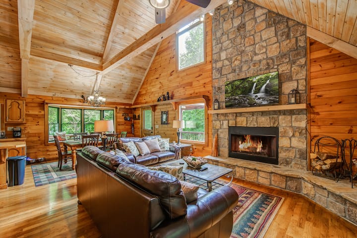 Mountain Cabin ~ Hot Tub, Game Room & Waterfall! - Blue Ridge, GA