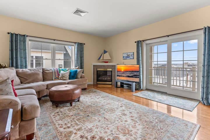 Private Balcony | Walk To Beach | Penthouse Living - Exeter, NH