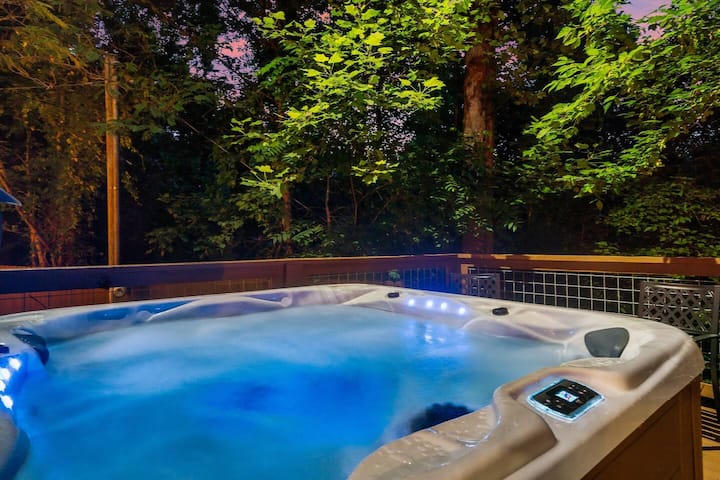 Fall Fun! 5 King Suites! Hot Tub! Fire Pit! - Gatlinburg, TN