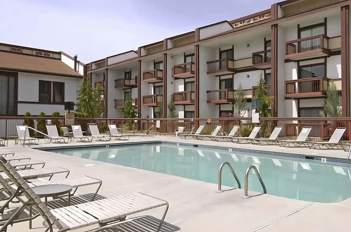 Premium Experience! Spacious Unit W/ Balcony, Pool - Wenatchee, WA