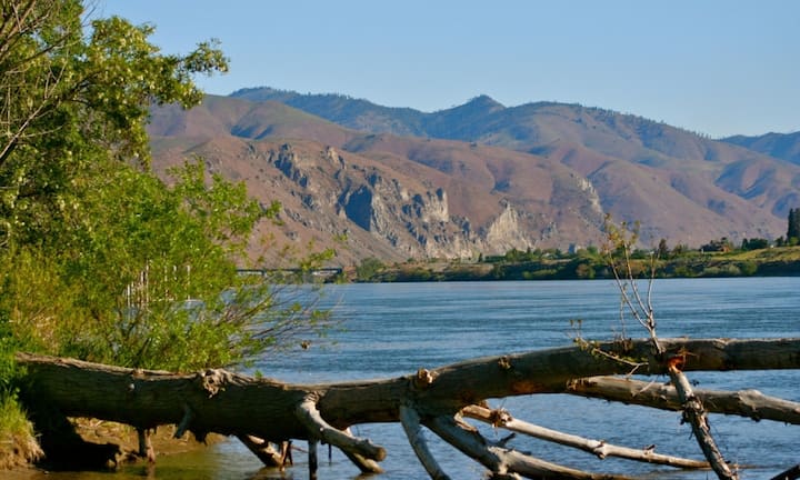 Comes With Free Parking And Pool! Pets Allowed! - Wenatchee, WA