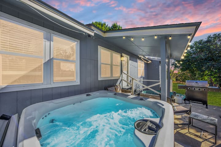 Hummingbird Haus: Sleeps 12, Hot Tub & Cowboy Pool - Fredericksburg, TX