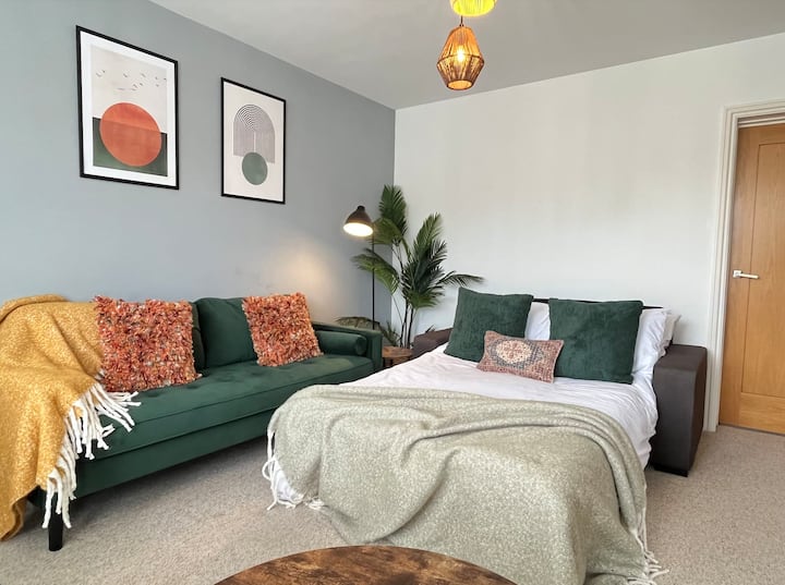 Delightful Seaside 1 Bd Flat Moments From Seafront - 스테이닝