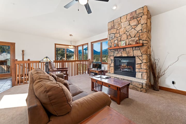 Cozy Fireplace, Private Balcony, Jetted Tub! - Estes Park, CO