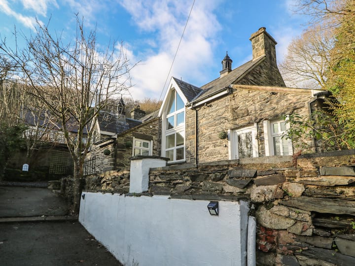 Yr Hen Ysgol, The Old School - Portmeirion