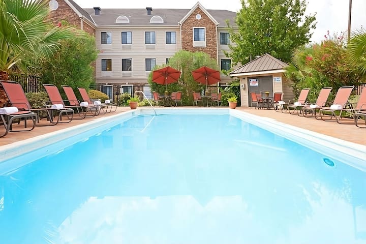 3 Spacious Suites W/ Kitchen And Free Breakfast! - Irving, TX
