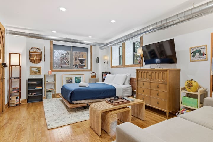 Fully Updated Jr. 1 Bed, Steps From Lincoln Park - Chicago, IL